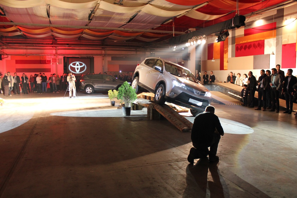 Toyota Romania a lansat pe piata locala noul RAV4, la preturi cu TVA ...