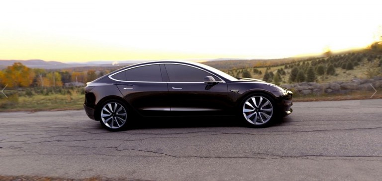 Tesla Motors a primit 325.000 de comenzi pentru masina Model 3 | 0-100.ro