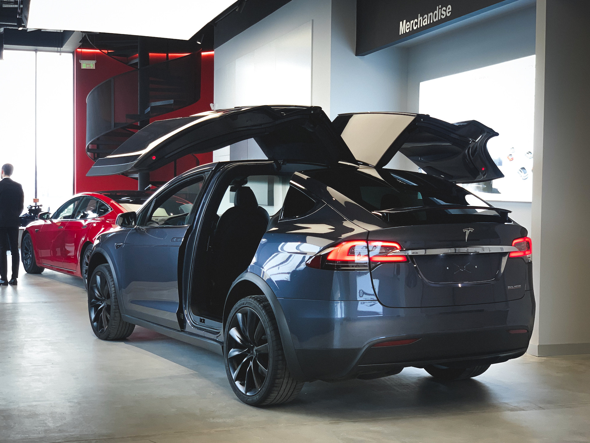 Teslounge Bucharest - primul showroom Tesla din România. E independent ...